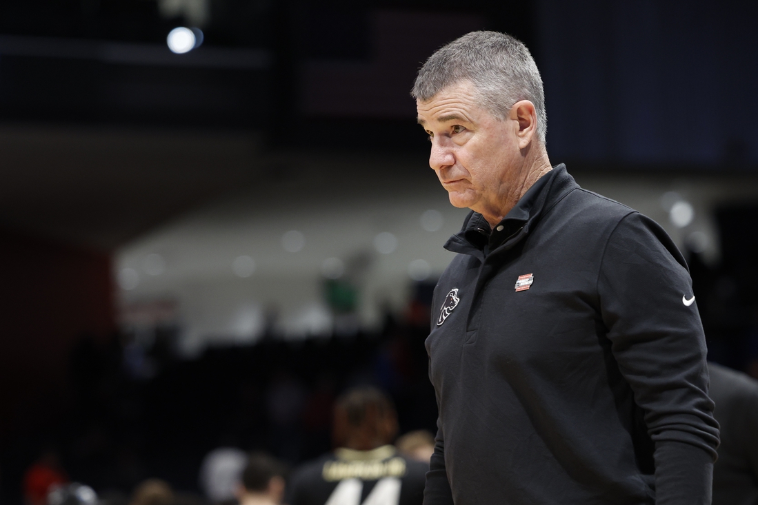 Ian Martinez's late 4-point play lifts No. 25 Utah State over Boise ...