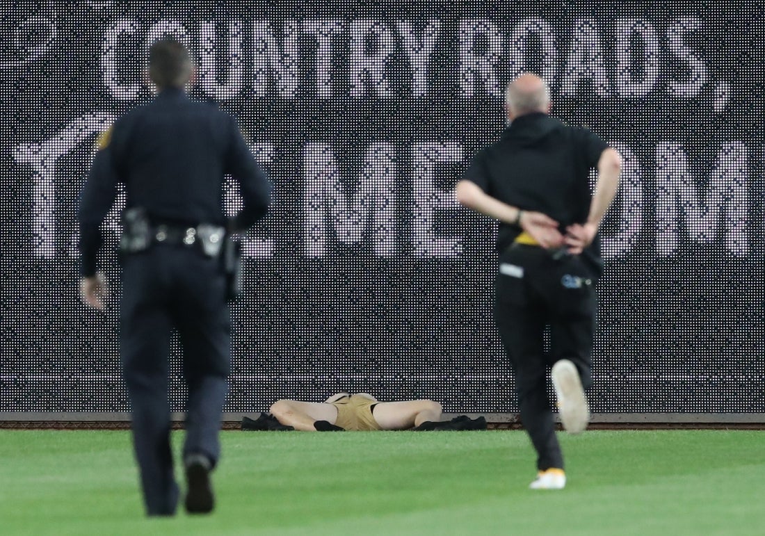 MLB News: Fan falls 21 feet onto warning track during Cubs-Pirates game ...